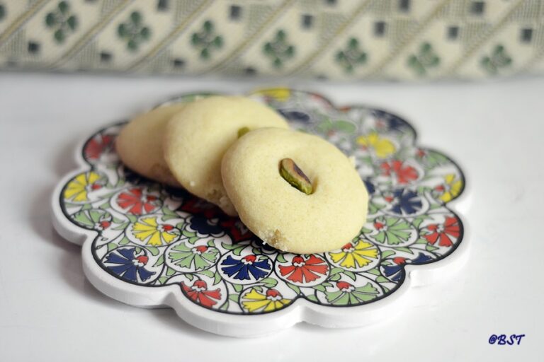 Ghorayeba ~ Arab Shortbread Cookies - The Big Sweet Tooth